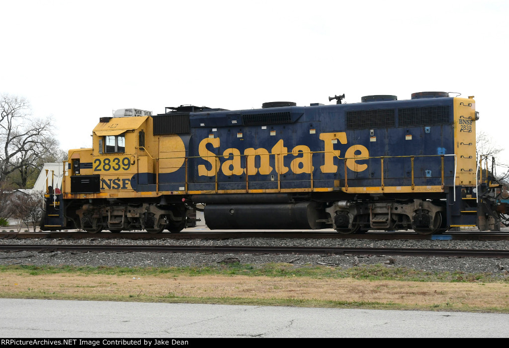 Fallen Flag Geeps at work in Dallas BNSF 2839